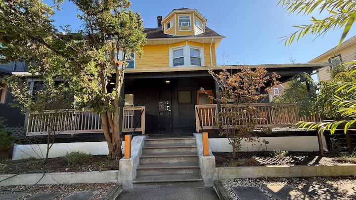 Cozy Bright Rockaway Beach House - New York