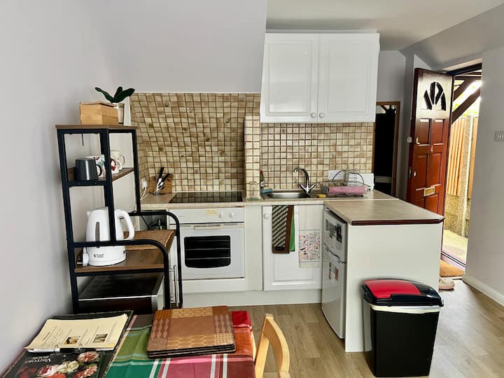 Cozy Home Near Hospital, Uni, Tesco + Free Parking - Guildford