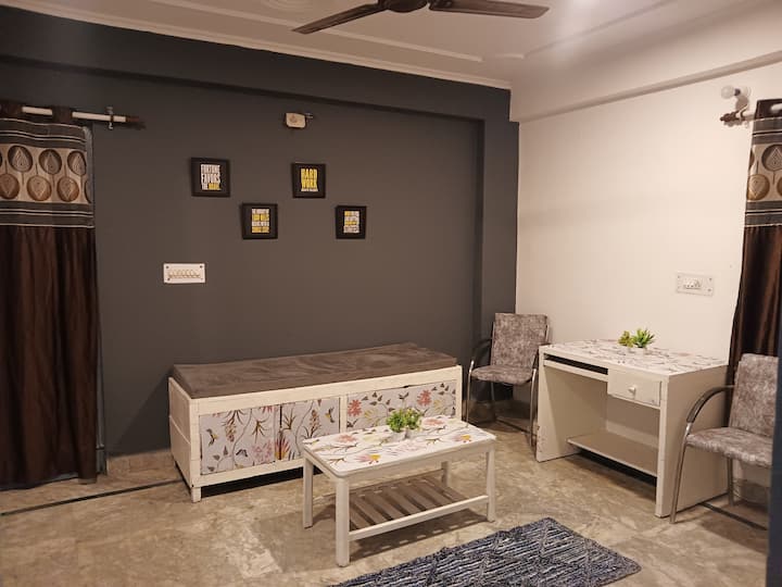 Entire 1 Bhk Flat/washing Machine/wifi/gyeser/ac - New Delhi