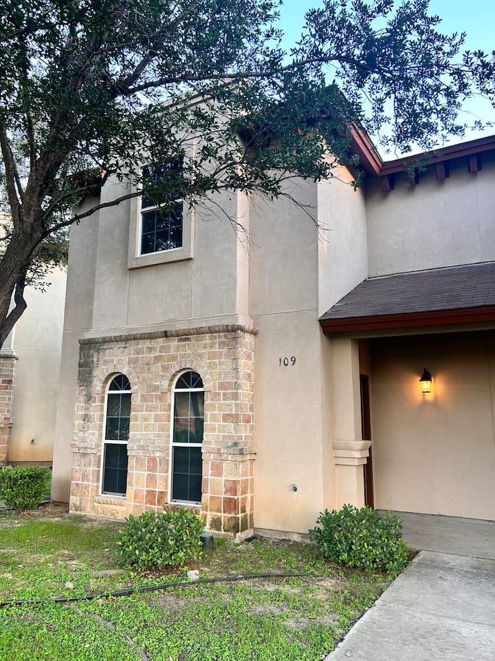 Condominium In Laredo - Laredo, TX