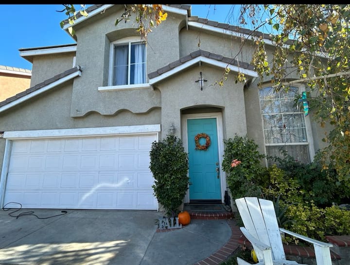 Charming 3 Bedroom Pool &Hot Tub - Santa Clarita, CA