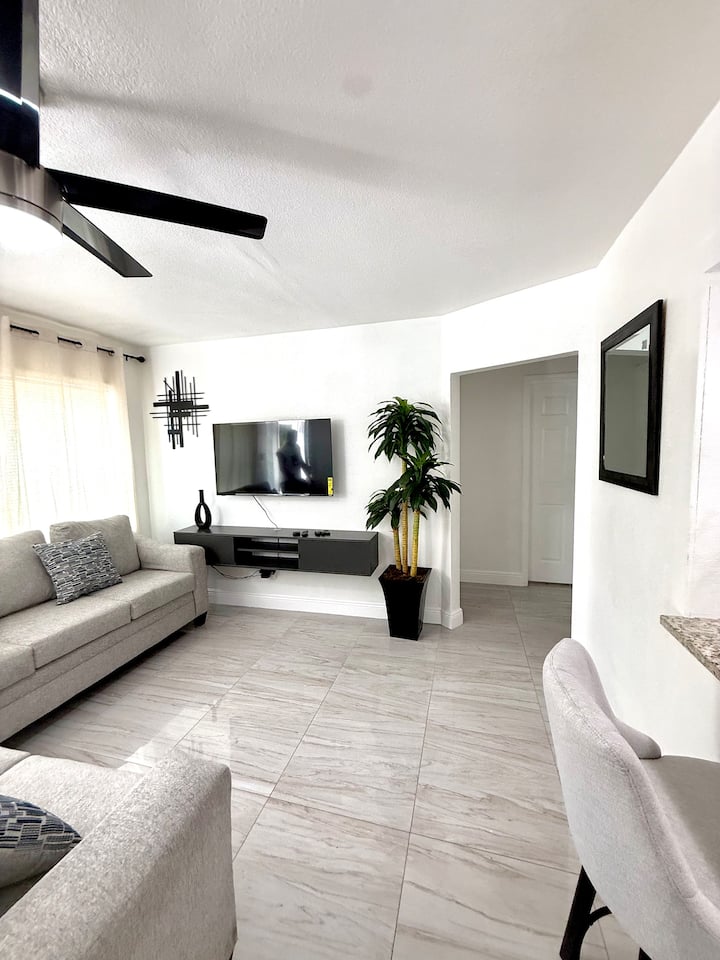 Apartments Aurora Next To The Bush Gardens - Tampa, FL