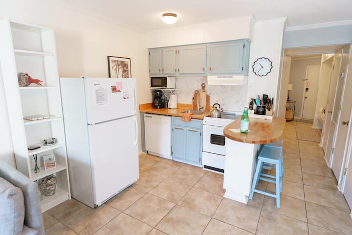 Sunlit Boho Condo Steps To The Private Beach - Tybee Island, GA