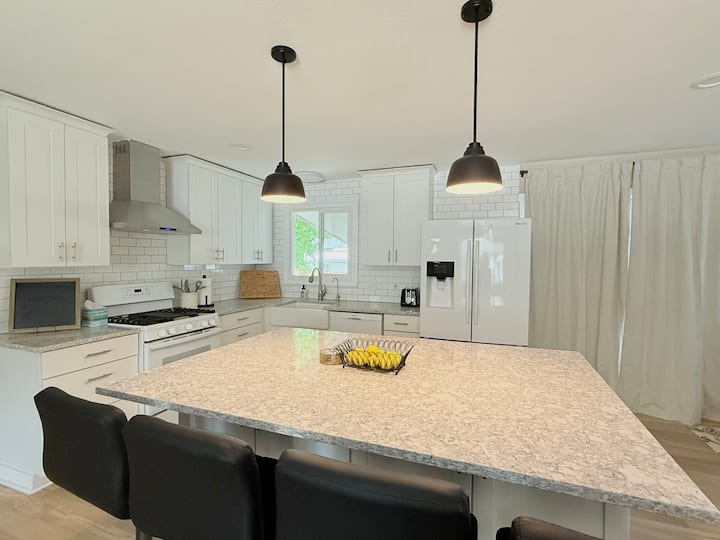 Longmont Home 3 Bed 2 Full Bath - Longmont, CO
