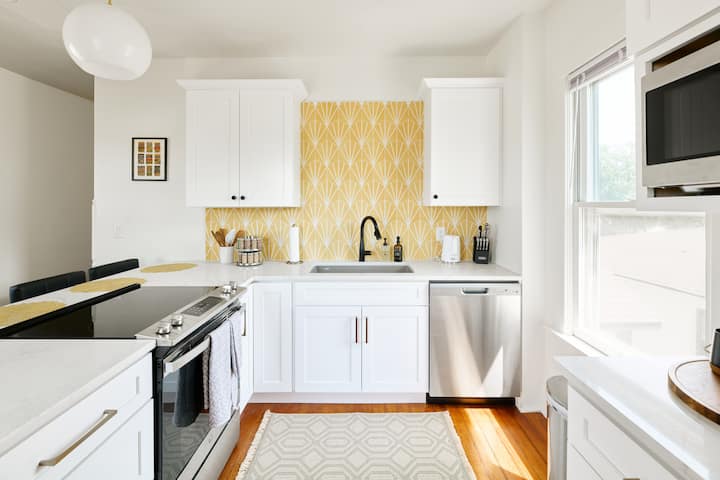 Chic 2 Br Hideaway Near Downtown - Iowa