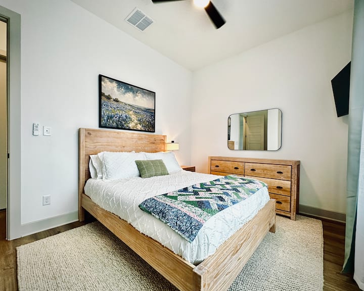 *Tranquil Private Queen Bedroom & Shared Amenities - Bastrop, TX