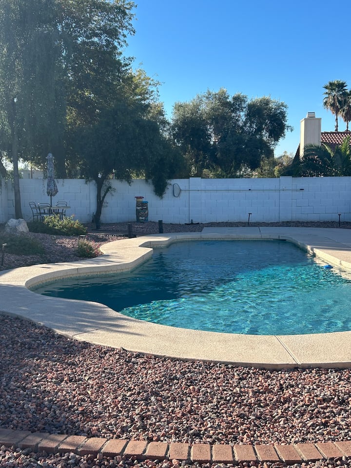 Modest Home Minutes From Dt Phx & Cardinal Stadium - Glendale, AZ
