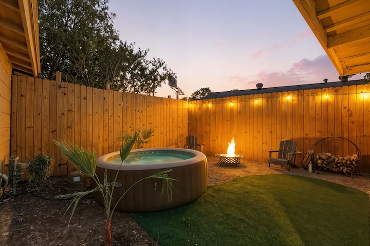 Cozy Western Retreat – Hot Tub • Near Airport - San Antonio, TX