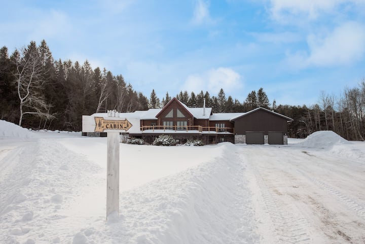 Cozy Canadian Crimson Cabin - Hawkesbury