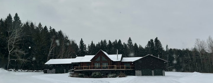 Cozy Canadian Crimson Cabin Retro Retreat - Hawkesbury