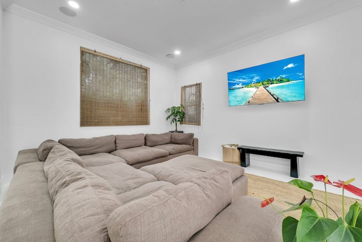Hidden Oasis | Paradise Getaway | Sleeps 25 Guest - Moreno Valley, CA