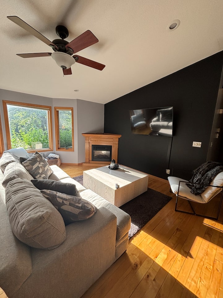 Spacious 5br Getaway, Hot Tub + Cozy Vibes - Alexandria, MN