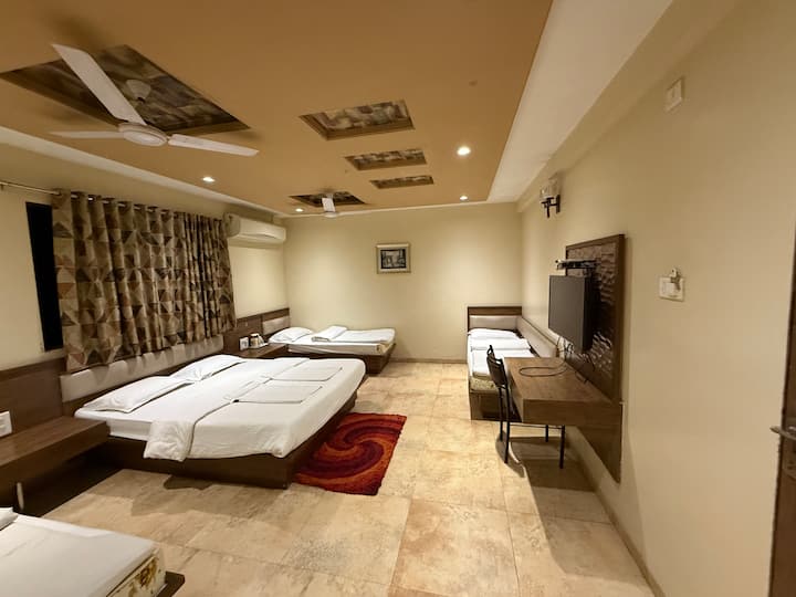 Hotel Sai Suraj Park Superior Five Bed A/c - Shirdi