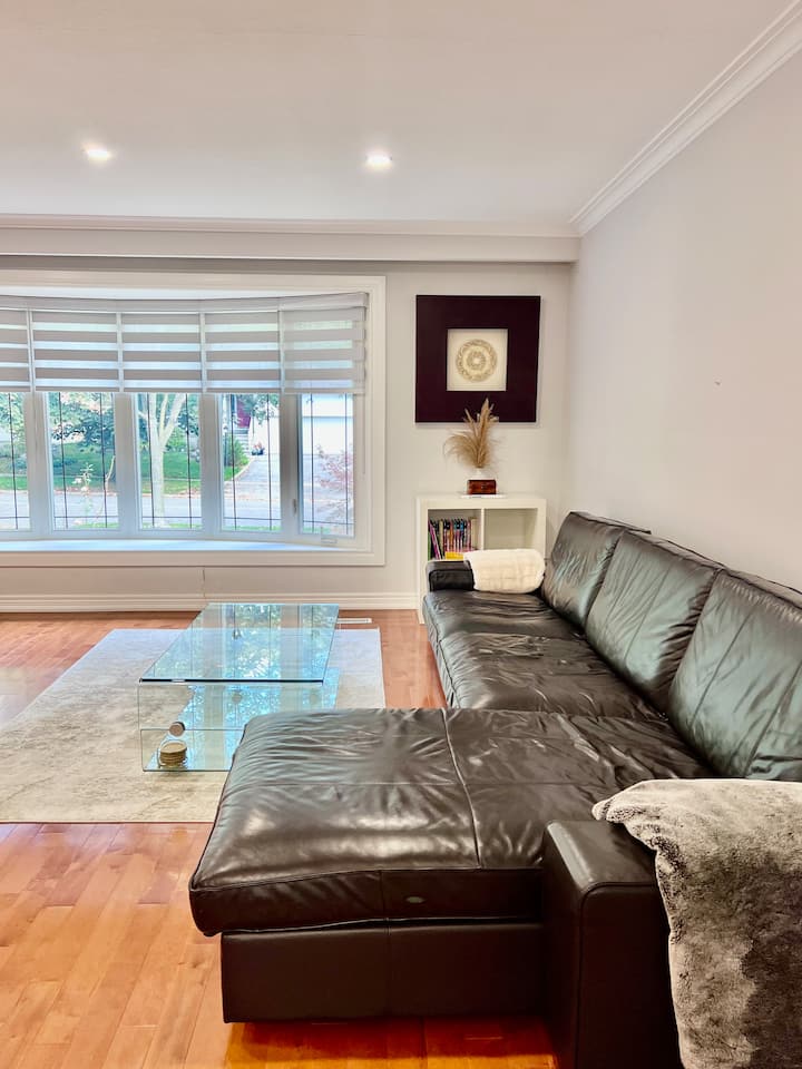 Bright & Spacious 4-bedroom Retreat - Mississauga
