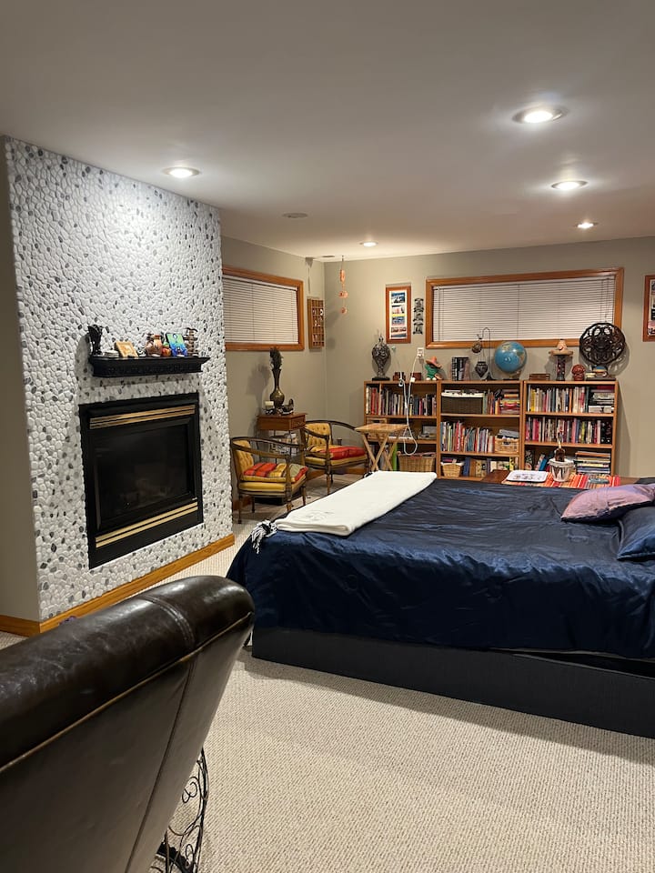 Nice, Large Sunny Garden Studio - Chicago, IL