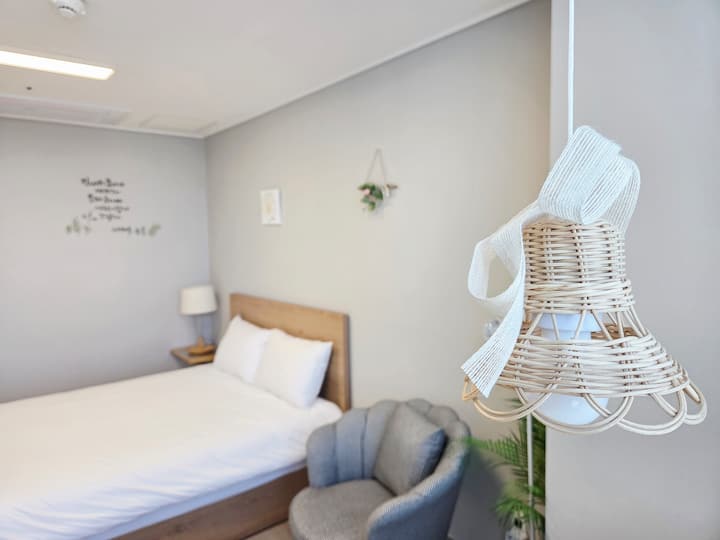 #석양지는바다뷰 . #쾌적하고 넒은객실,#장박할인#초깔끔#에이스침대 - Incheon