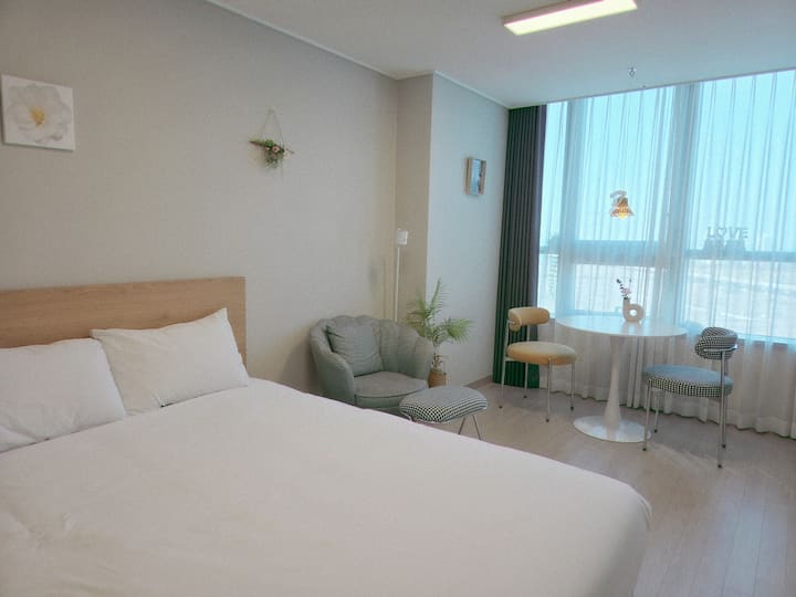 #석양지는바다뷰 . #쾌적하고 넒은객실,#장박할인#초깔끔#에이스침대 - Incheon