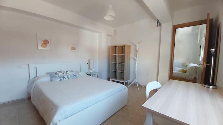 A Pocos Metros Del Mar - Almería