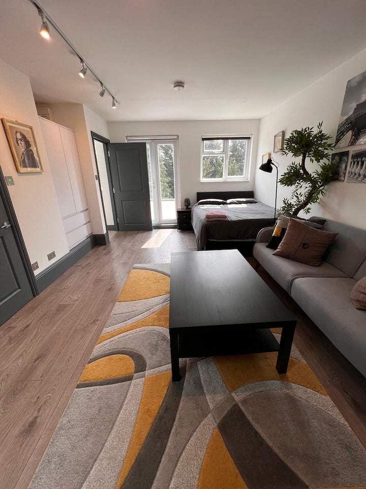 Specious 2 Floors Flat - Edgware