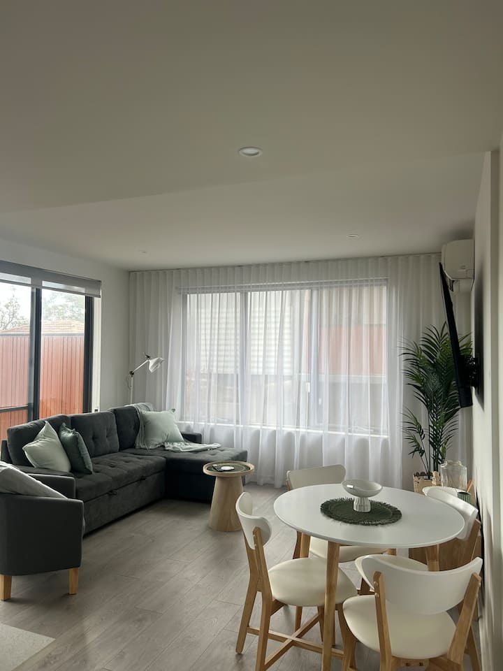 Beach Side 2 Bedroom Apartment. - Frankston