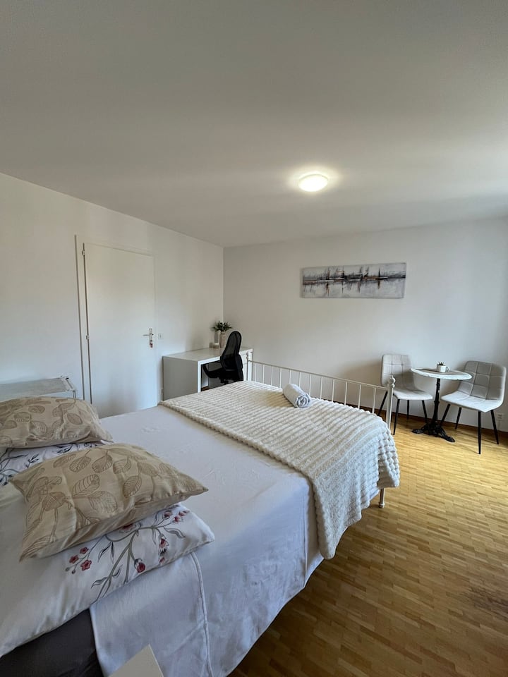 Quarto Lux Beira Do Lago
14 Mint
4.6 Km
Aerop - Geneva