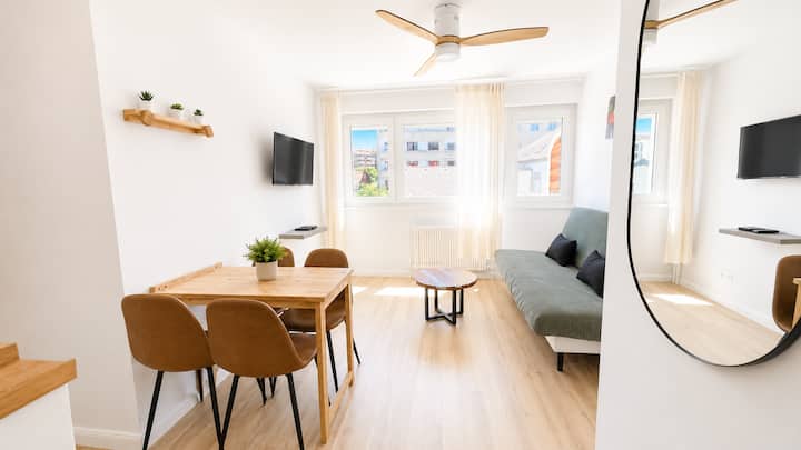 M117 Bright One-bedroom Apartment; Train Station. - Annemasse