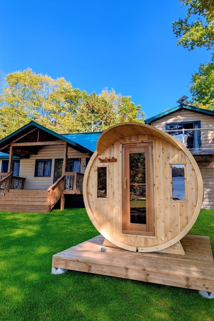 Bob’s Lake Waterfront Cottage W/ Hot Tub & Sauna - Ontario