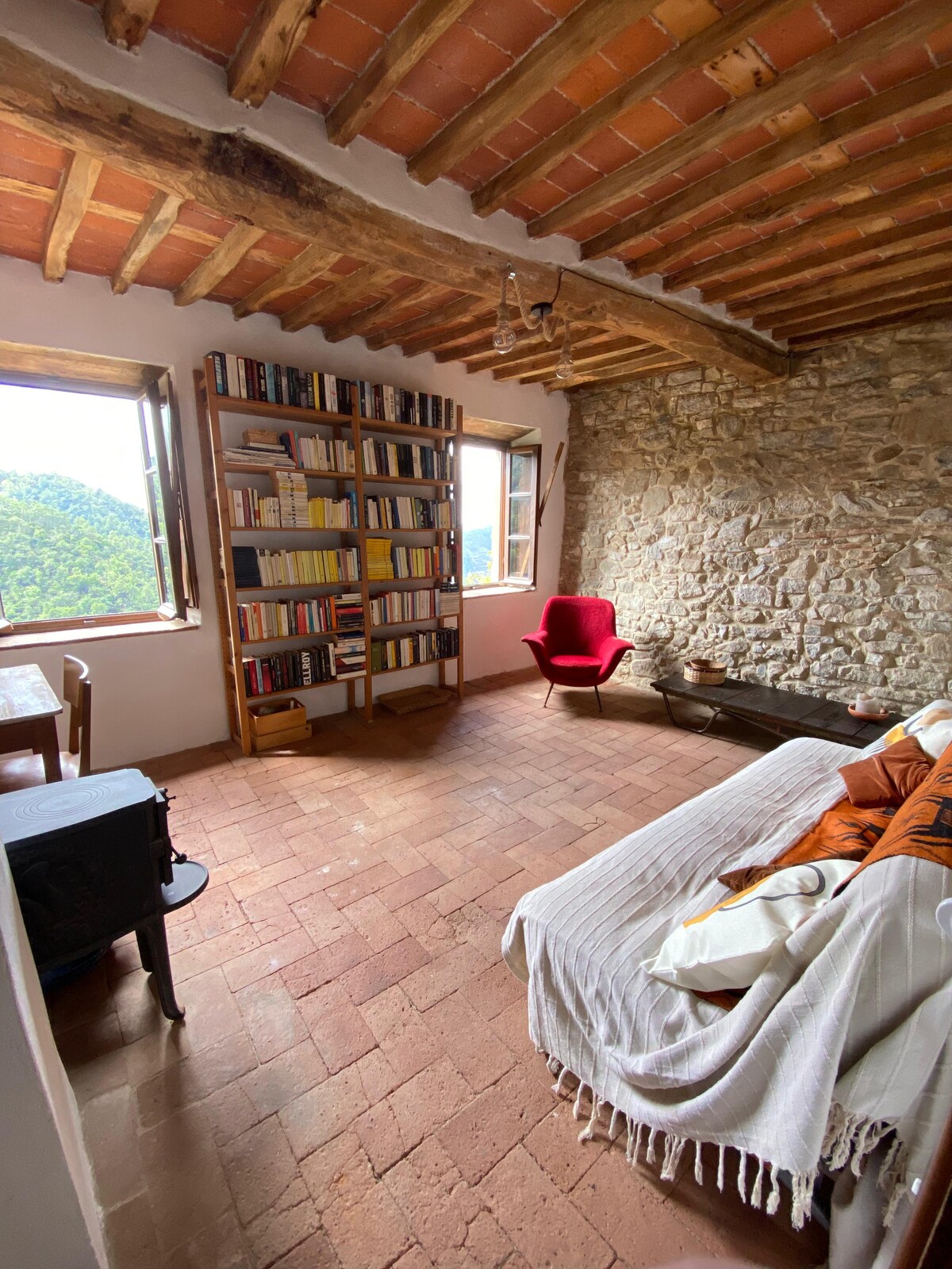 Casa Deccio: refugio en el bosque sobre las colinas - Casas en renta en ...