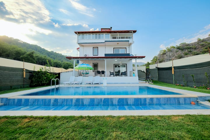 Denize 700 Metre 4+1 Villa - Göcek