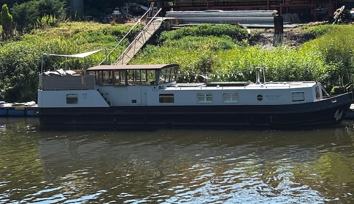 Stunning House Boat In Tranquil Riverside Setting - Cotswolds