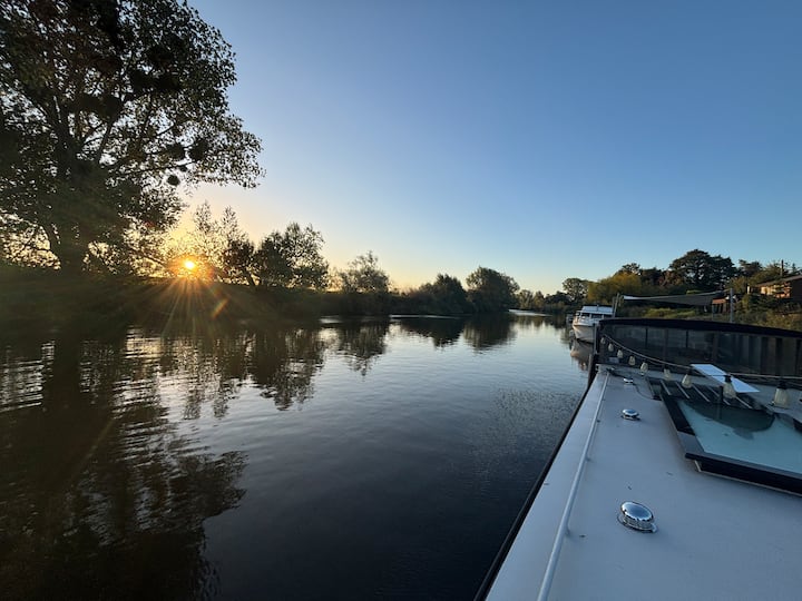 Stunning House Boat In Tranquil Riverside Setting - Tewkesbury