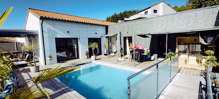 La Velaysienne 
5 éToiles
Piscine, Jacuzzi, Sauna - Le Puy-en-Velay