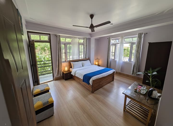 Himalayan View Bedroom W/ Private Balcony & Wi-fi - Inde