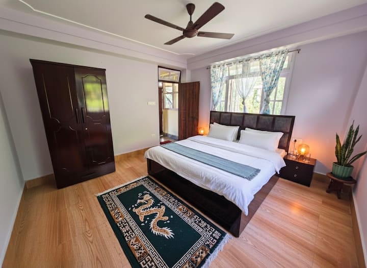 Himalayan View King Room W/ Shared Balcony & Wi-fi - India