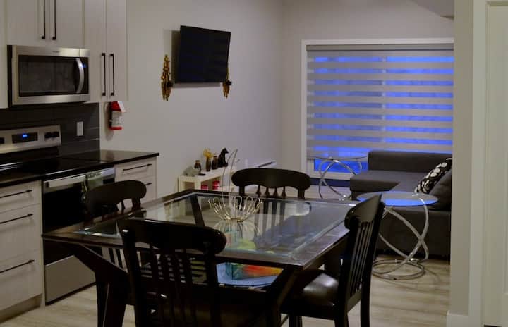 Cozy Place By 69 St Train Station - Calgary