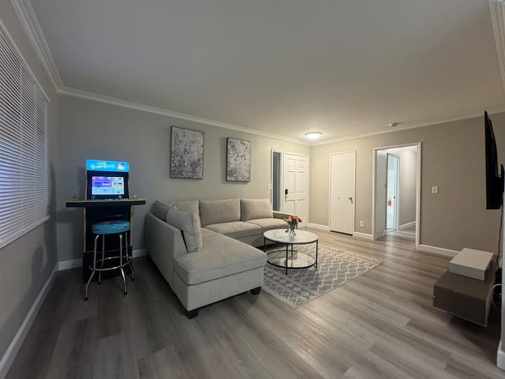 Contemporary 2br Apartment - 5 Miles To Disney. - Yorba Linda, CA