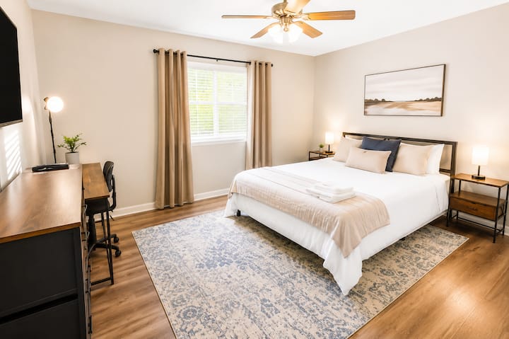 Modern 1br | Pool + Workspace + W/d - Birmingham, AL