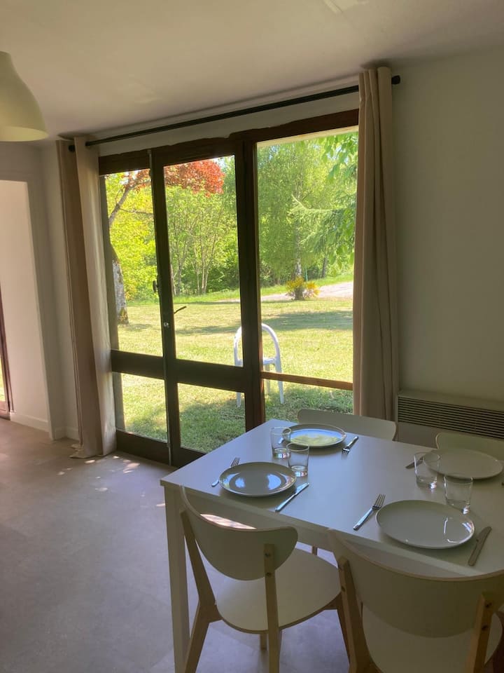 Joli Gîte "Vert" Au Bord Du Lac - Thiers