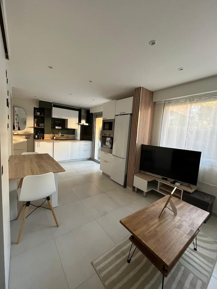 Joli Studio Avec Extérieur - Antibes