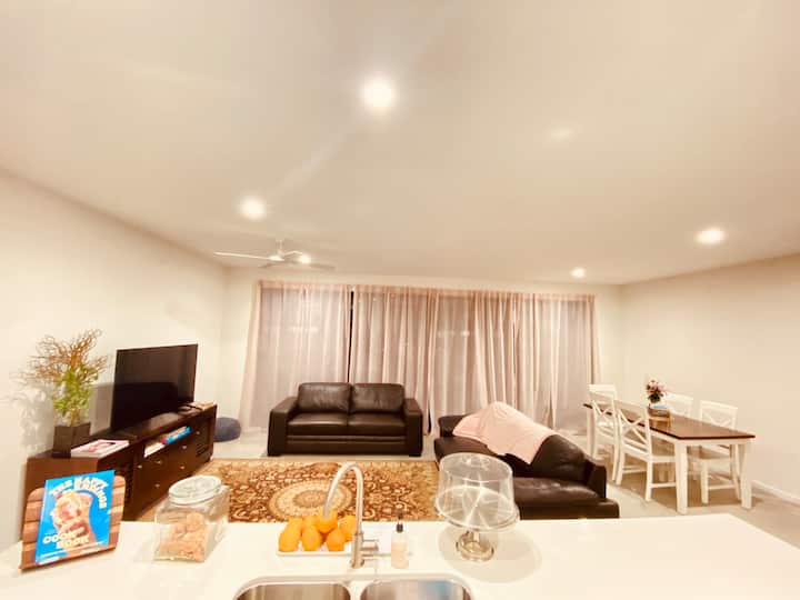 Serene 3-br Townhouse • Pool & Free Parking - Gold Coast