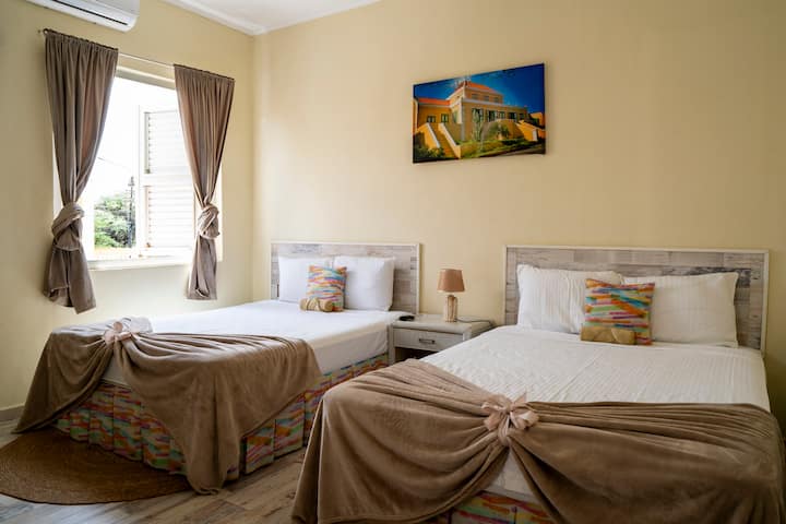 Luna | Sleeps 4 • Downtown • Ac • Wi-fi • Deck - Curaçao