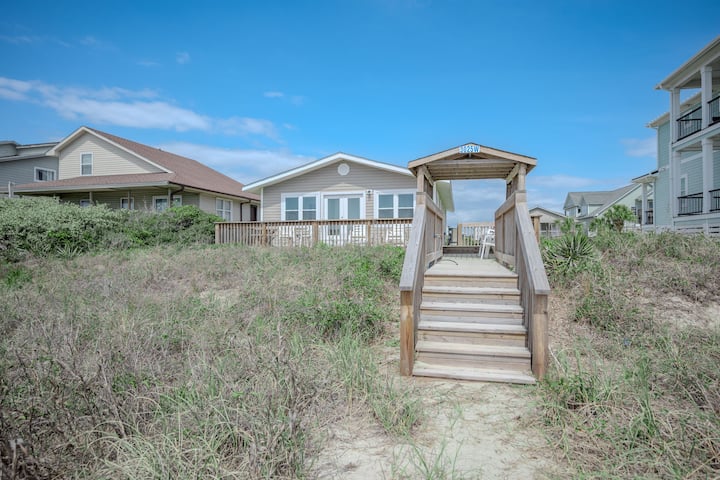 Rhoney R&r: Oceanfront Home With Two Living Rooms - Oak Island, NC