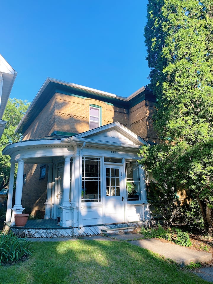 Miranda's Place - 3 Bedroom With Hot Tub - Brandon, MB