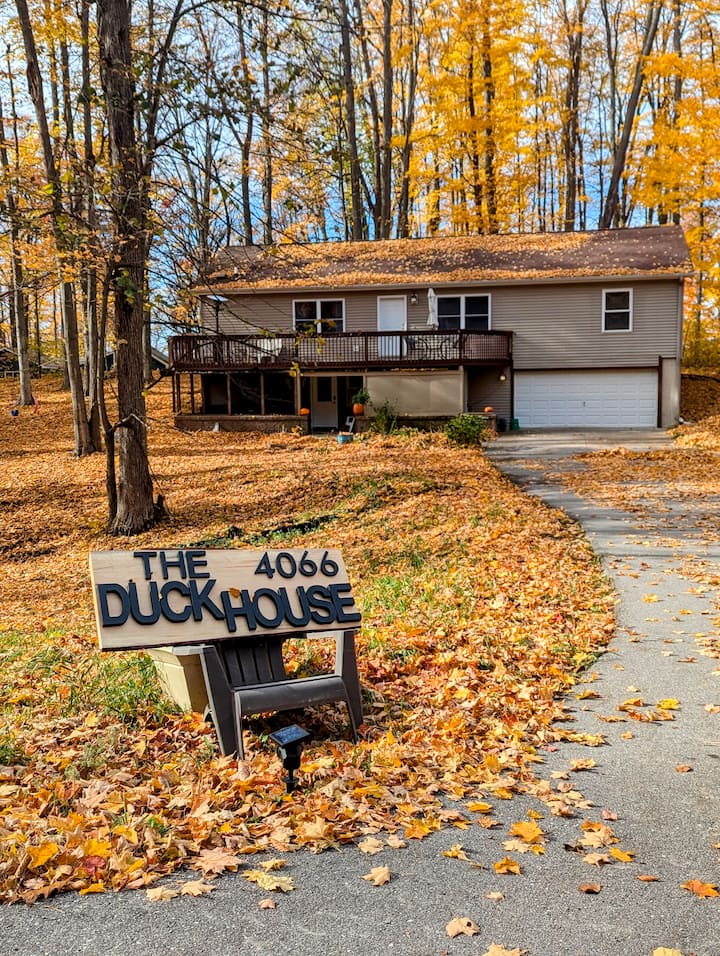The Duck House~ Hot Tub & Pet Friendly - Interlochen, MI