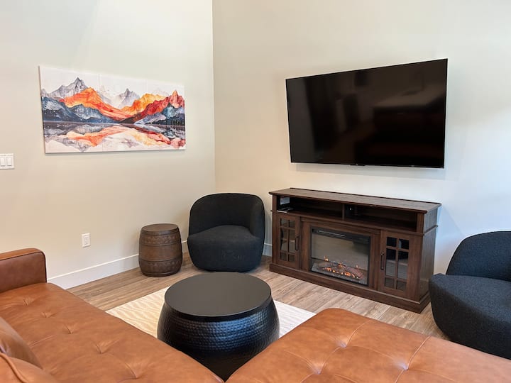 Luxury Alpine Escape •Hot Tub •Walkable •Fireplace - Driggs, ID
