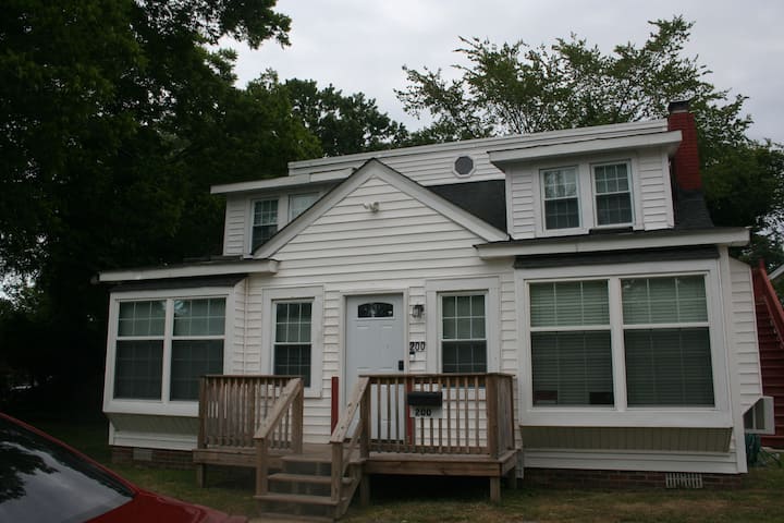 Cozy, Quiet Spot By The Beach Upstairs Unit. - Hampton, VA