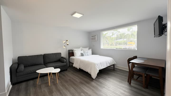 Bright Guest Suite W/ Patio - Fort Lauderdale, FL
