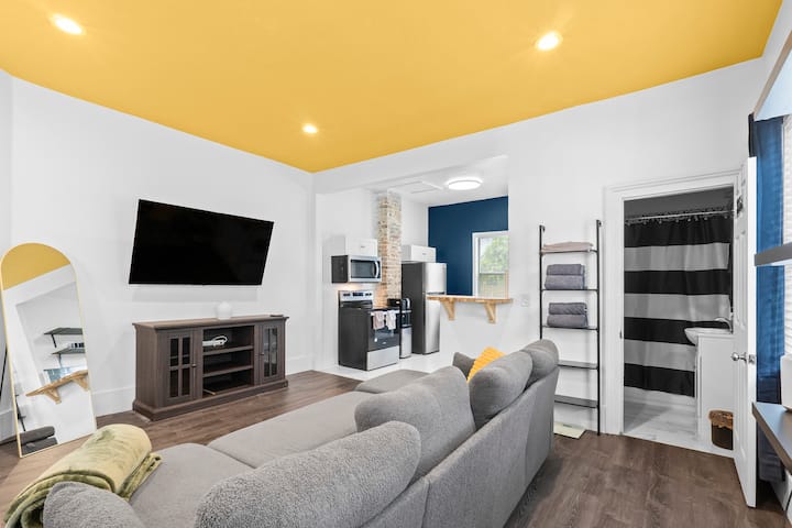 King Bed/full Kitchen/65 Inch Tv - Augusta, GA