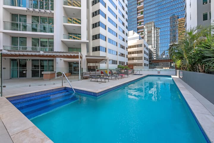 Stylish 31st Floor Apartment W/ River Views & Pool - Brisbane