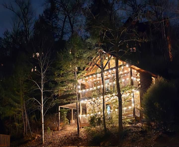 Treehouse Retreat | Hot Tub| Pool ~3 Miles To Pkwy - Gatlinburg, TN